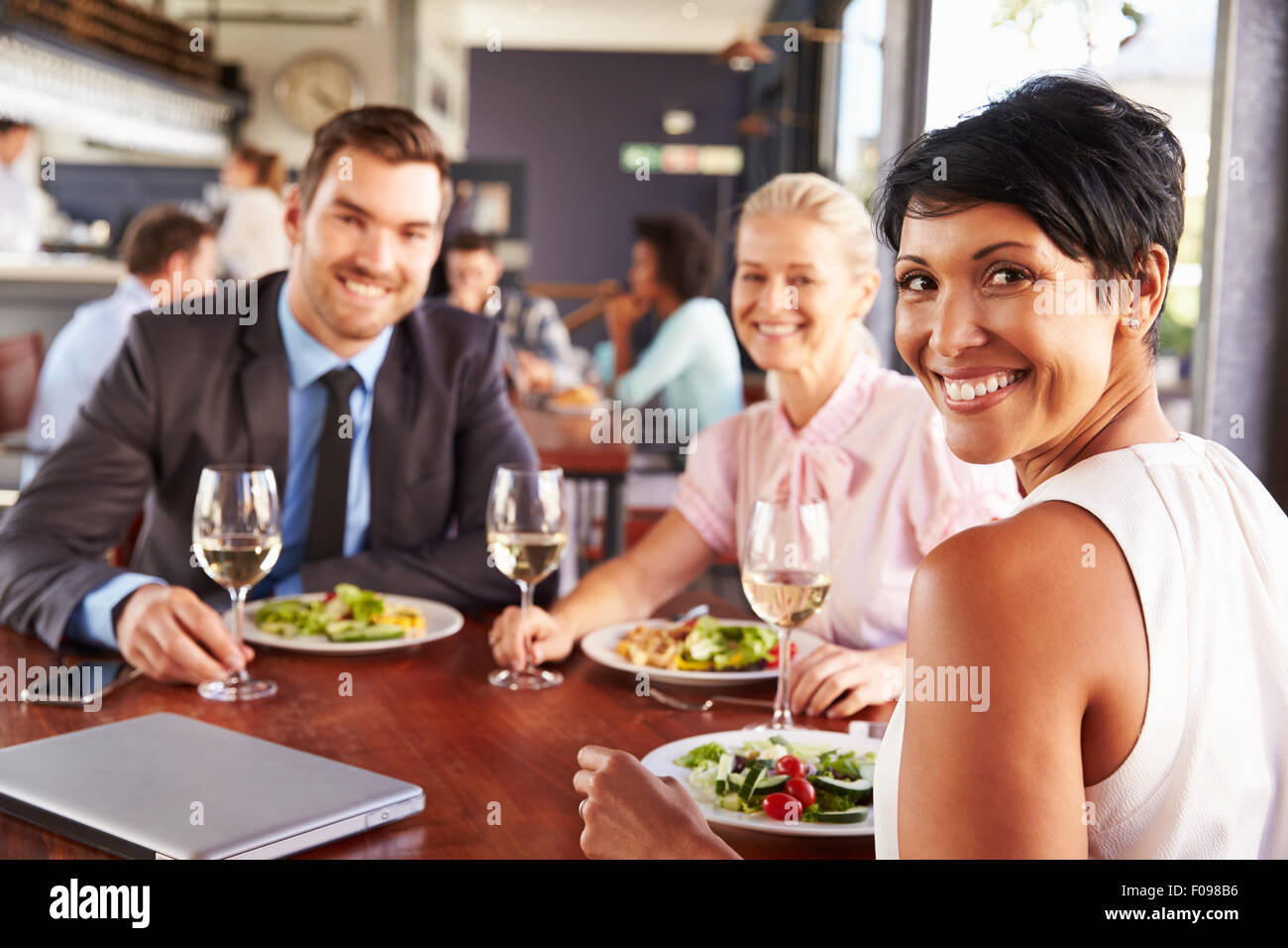 Group people sitting in restaurant hi-res stock photography and images ...