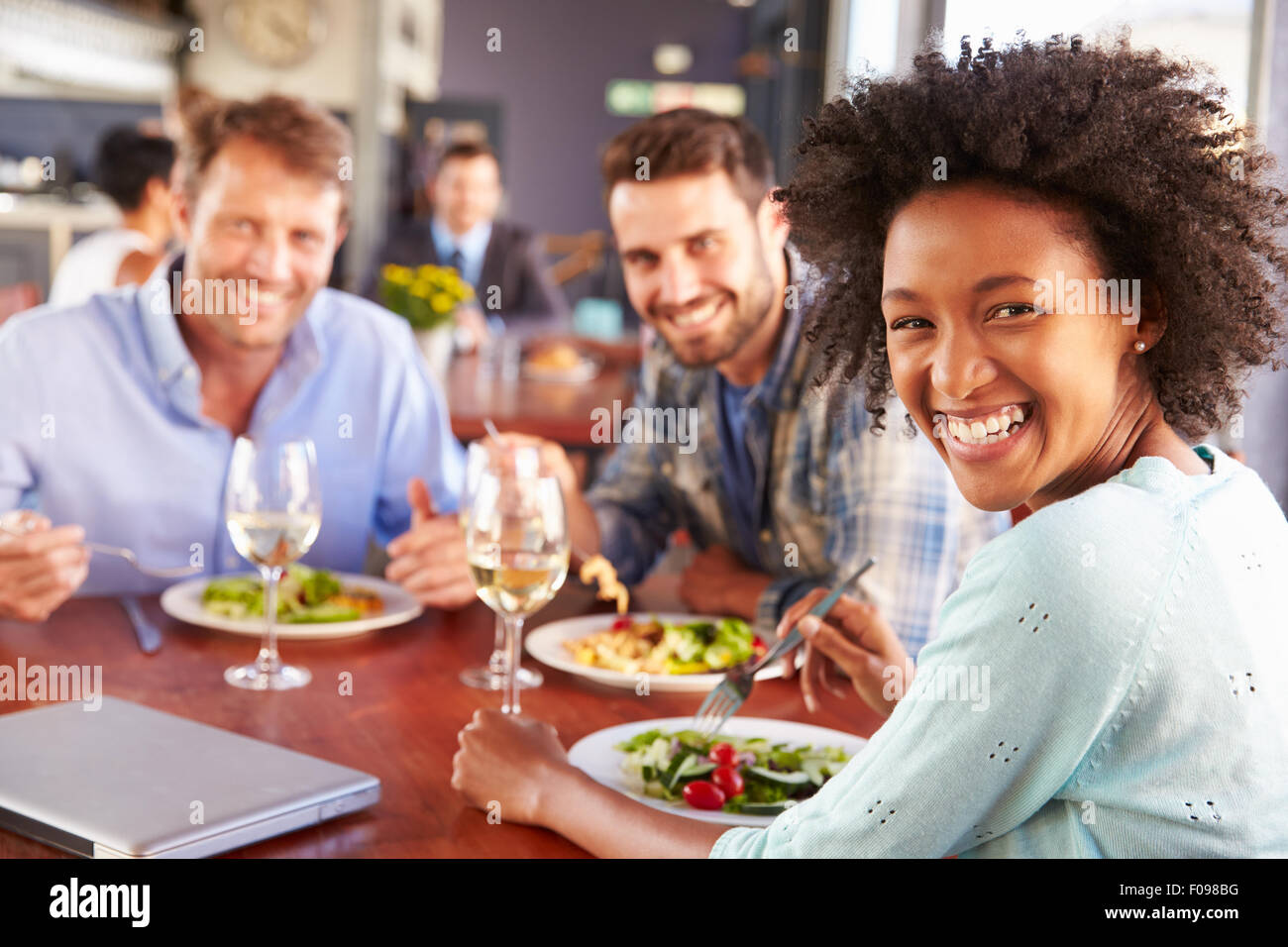 Amigos Comiendo En Restaurante Imágenes De Amigos En Restaurante