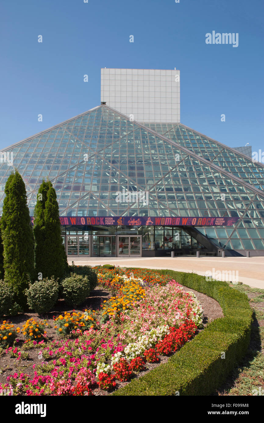 ROCK AND ROLL HALL OF FAME (©I M PEI 1995) WATERFRONT DOWNTOWN ...