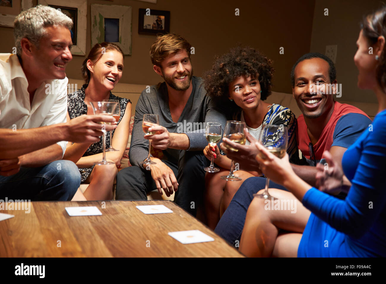 Friends around dining table home hi-res stock photography and images ...
