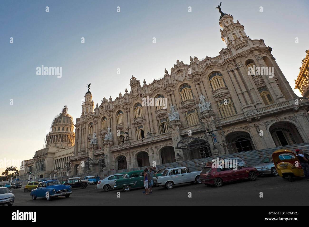 Horizontal street view of the National Capitol Building and Great ...