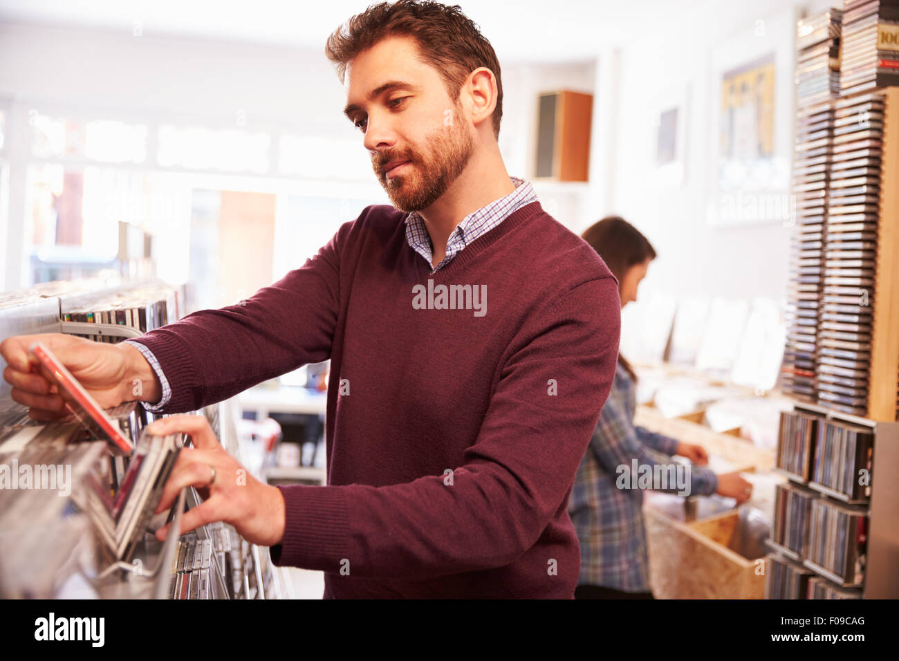 Man shopping records hi-res stock photography and images - Alamy