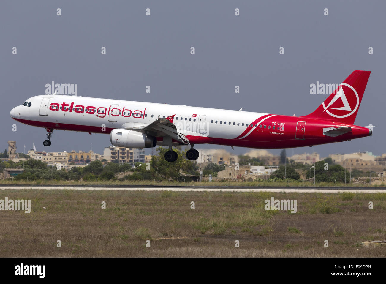 Atlas global Airbus A321 landing runway 31 Stock Photo - Alamy