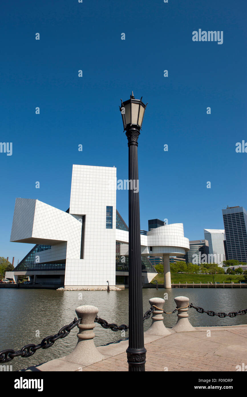 ROCK AND ROLL HALL OF FAME (©I M PEI 1995) DOWNTOWN CLEVELAND SKYLINE ...