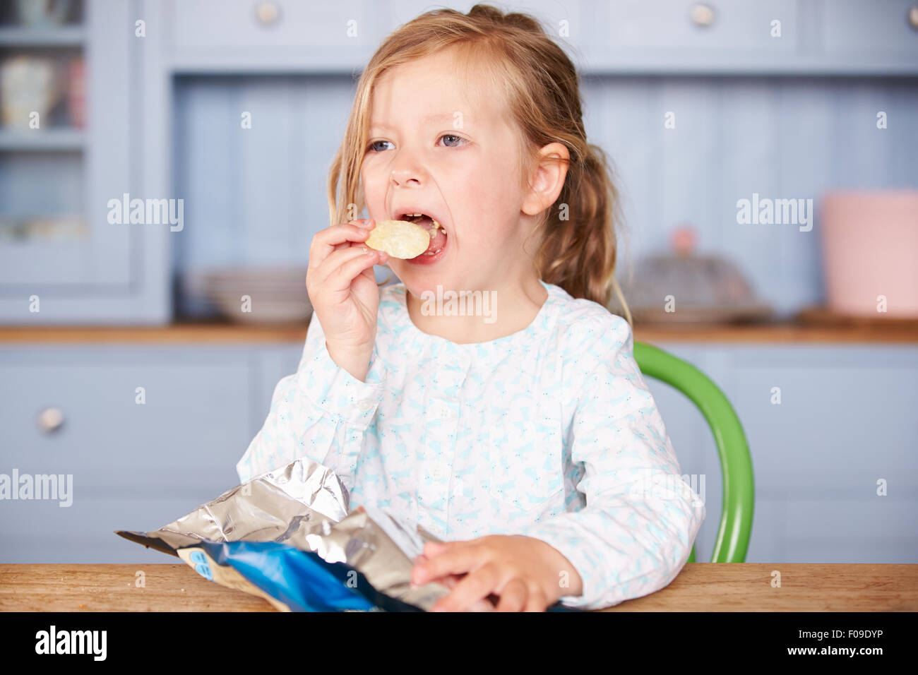 Girl eating potato crisps hi-res stock photography and images - Alamy