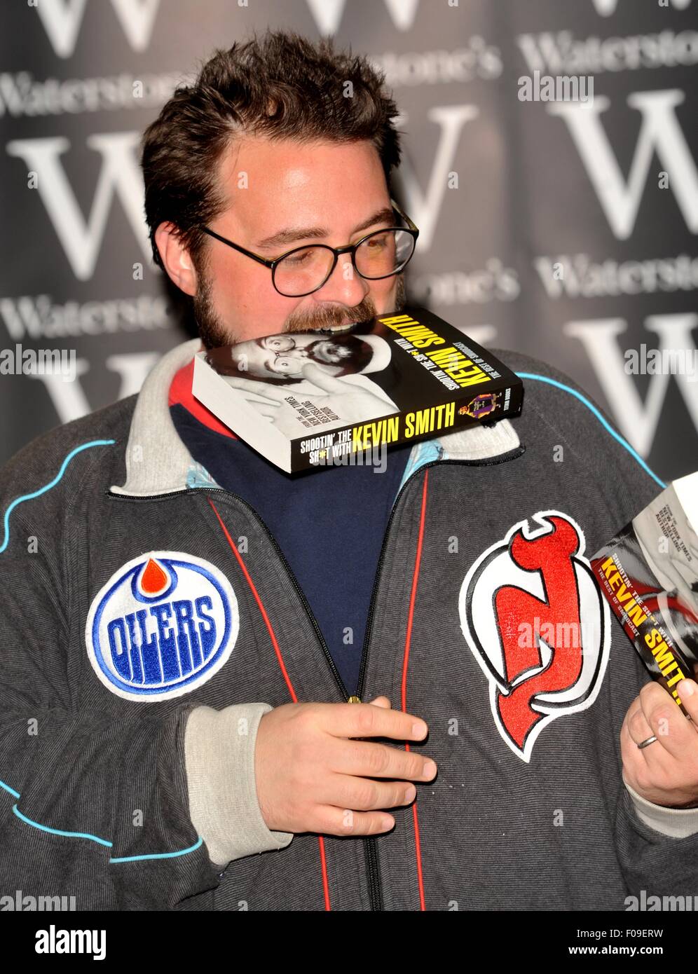 kevin smith US film director signs copies of his new book Shootin' The ...