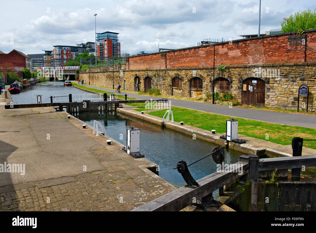 Leeds liverpool canal gates hi-res stock photography and images - Alamy
