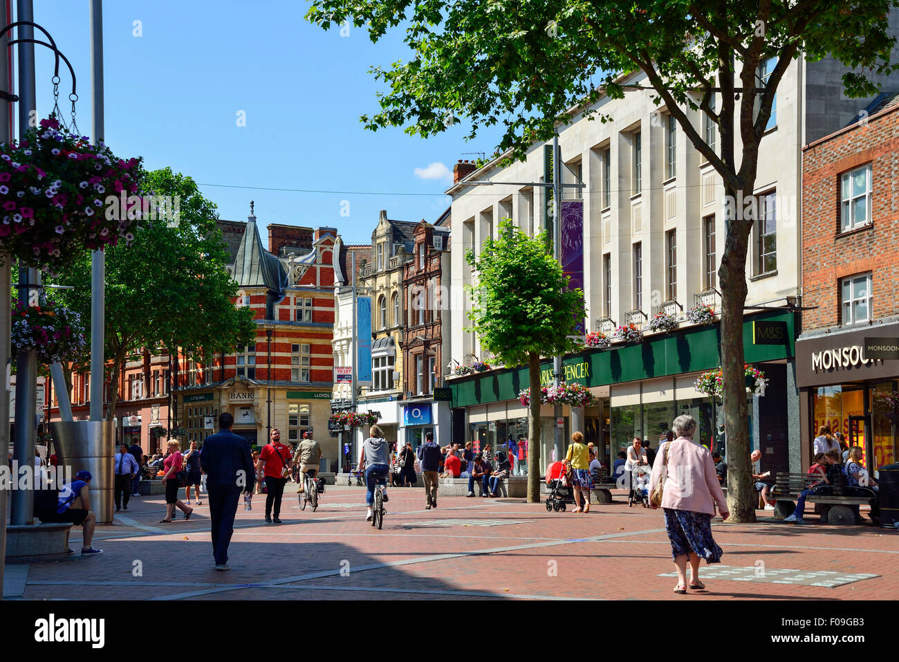 Pedestrianised Broad Street, Reading, Berkshire, England, United ...