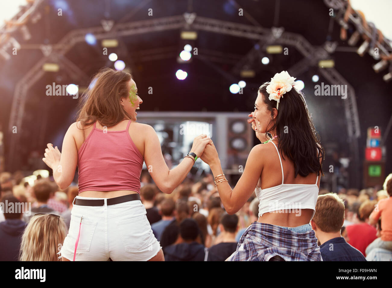 Crowd looking on hi-res stock photography and images - Alamy