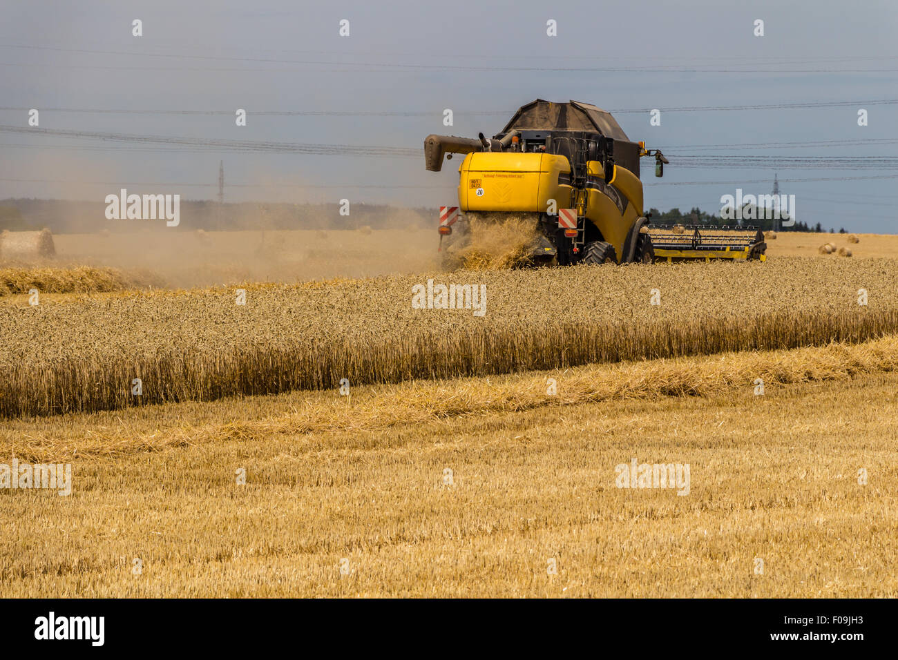 Yellow combine harvester hi-res stock photography and images - Alamy