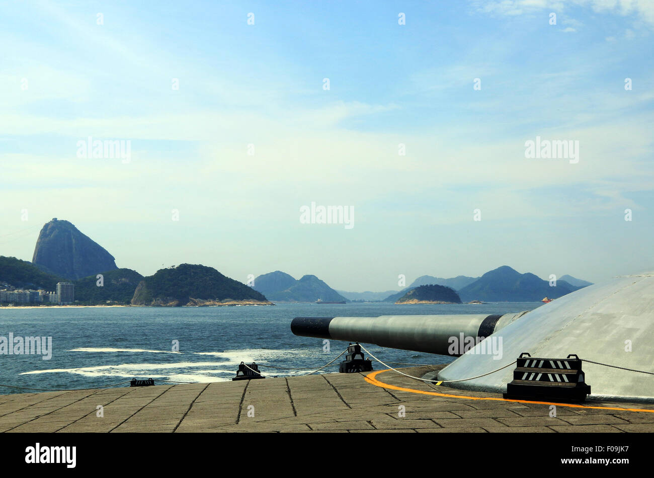 Big guns in military hi-res stock photography and images - Alamy