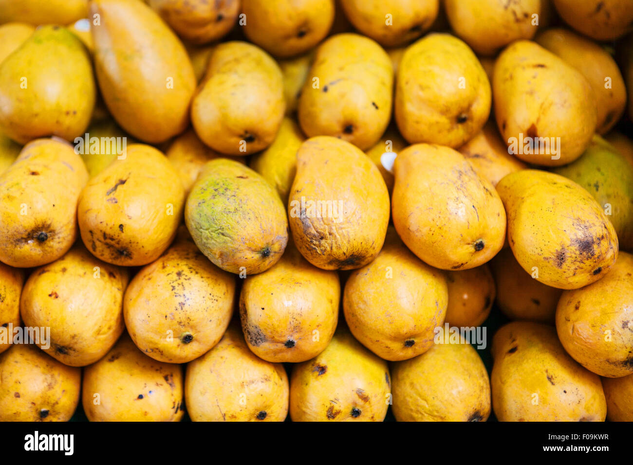 Sweet yellow ripe mangoes in the market Stock Photo - Alamy