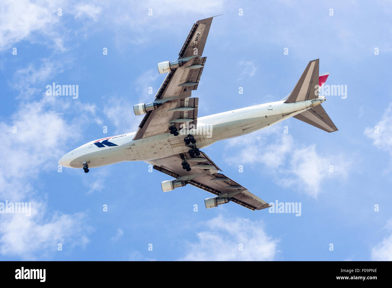 Boeing 747 flying hi-res stock photography and images - Alamy