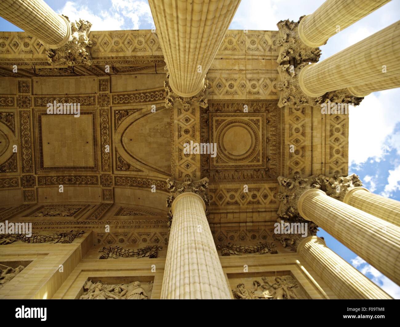 Upward view of pantheon ceiling and columns hi-res stock photography ...