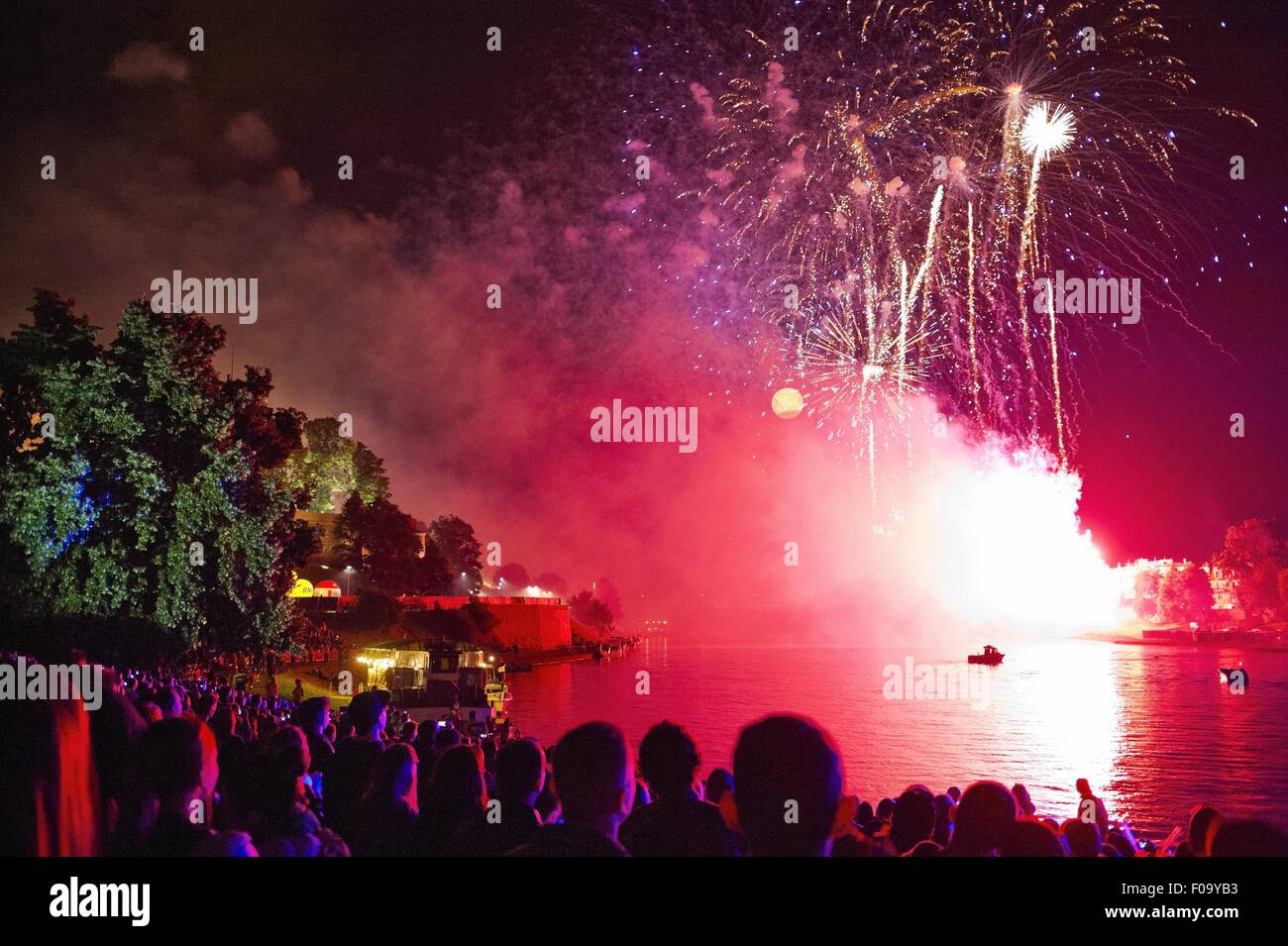 People looking at fireworks hi-res stock photography and images - Alamy