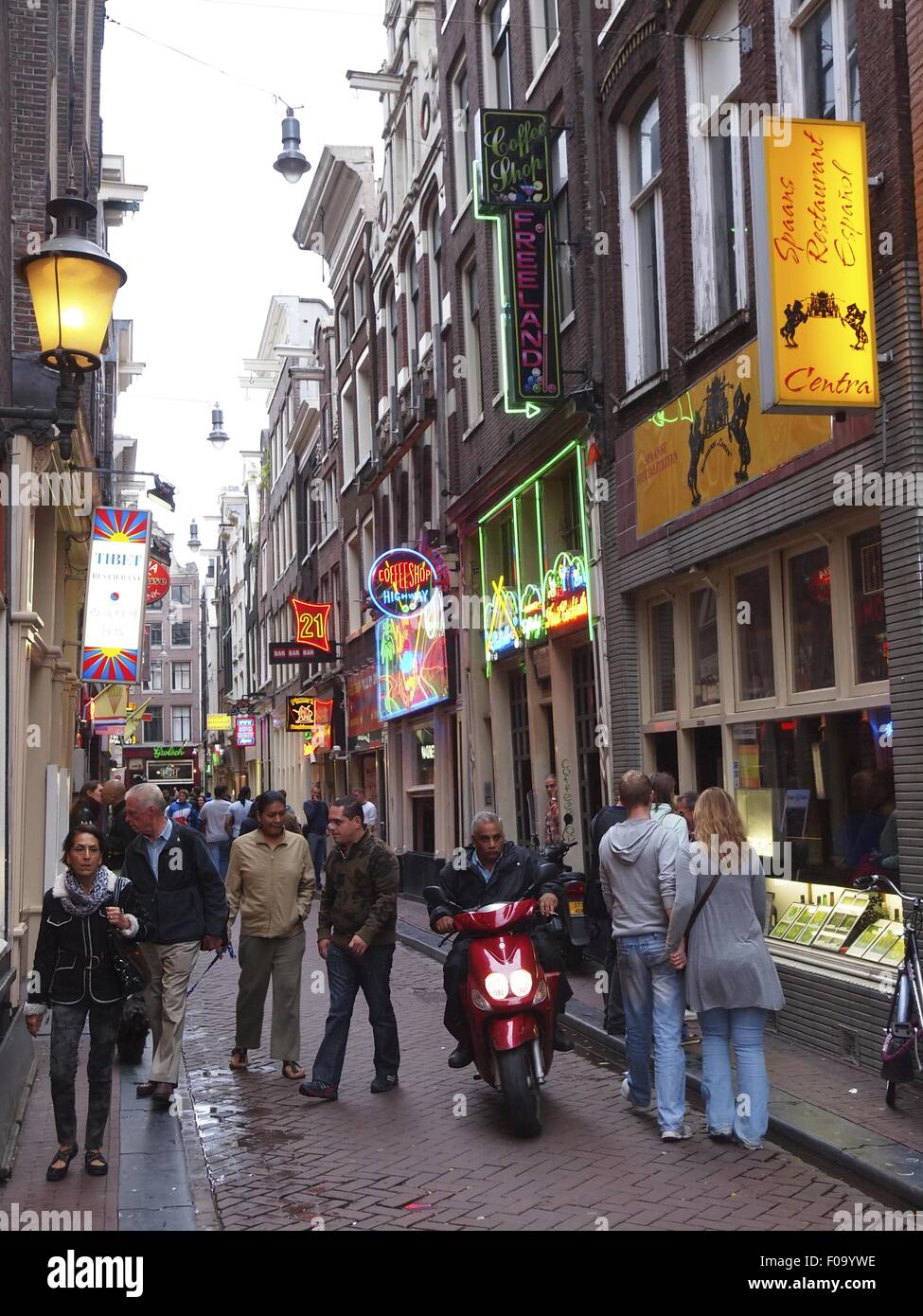 Woman amsterdam alleyway hi-res stock photography and images - Alamy