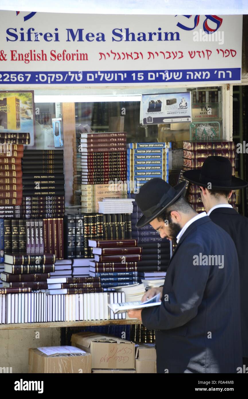 Haredi men talking to each other on street at Mea Shearim, Jerusalem ...