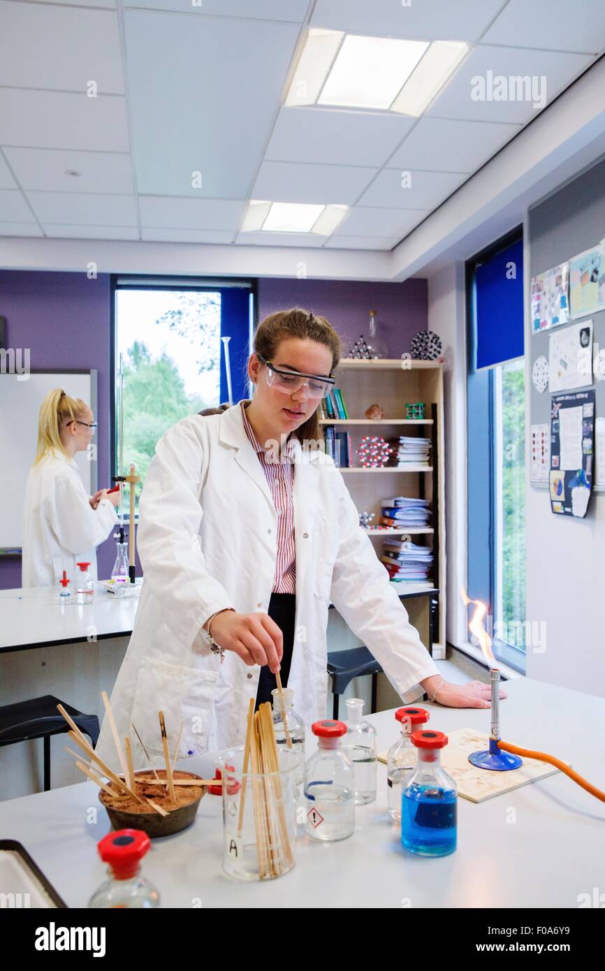 High school students chemistry lab hi-res stock photography and images ...