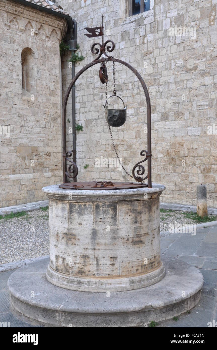 Old stone water well in Tuscany, Italy Stock Photo - Alamy