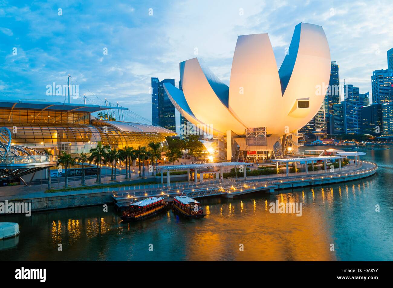 Night science museum hi-res stock photography and images - Alamy