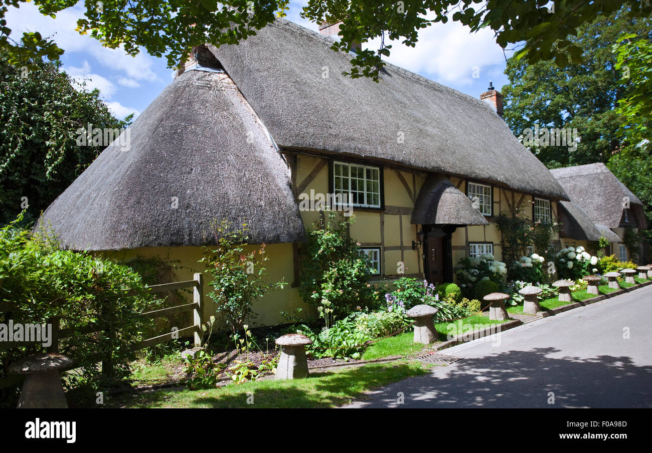 Thatched Cottage, Wherwell, Hampshire, England Stock Photo - Alamy