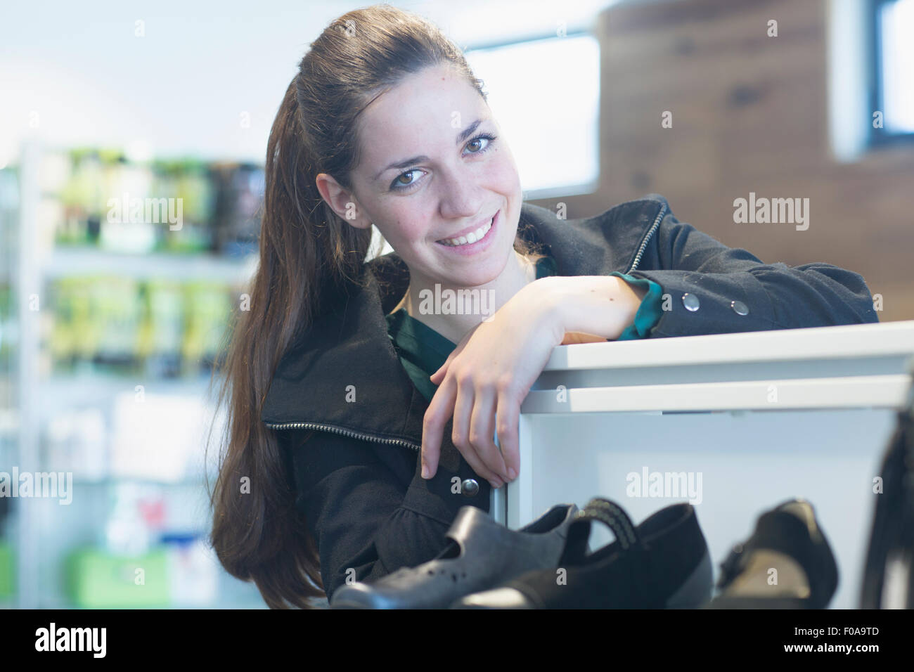 Woman shoe assistant hi-res stock photography and images - Alamy