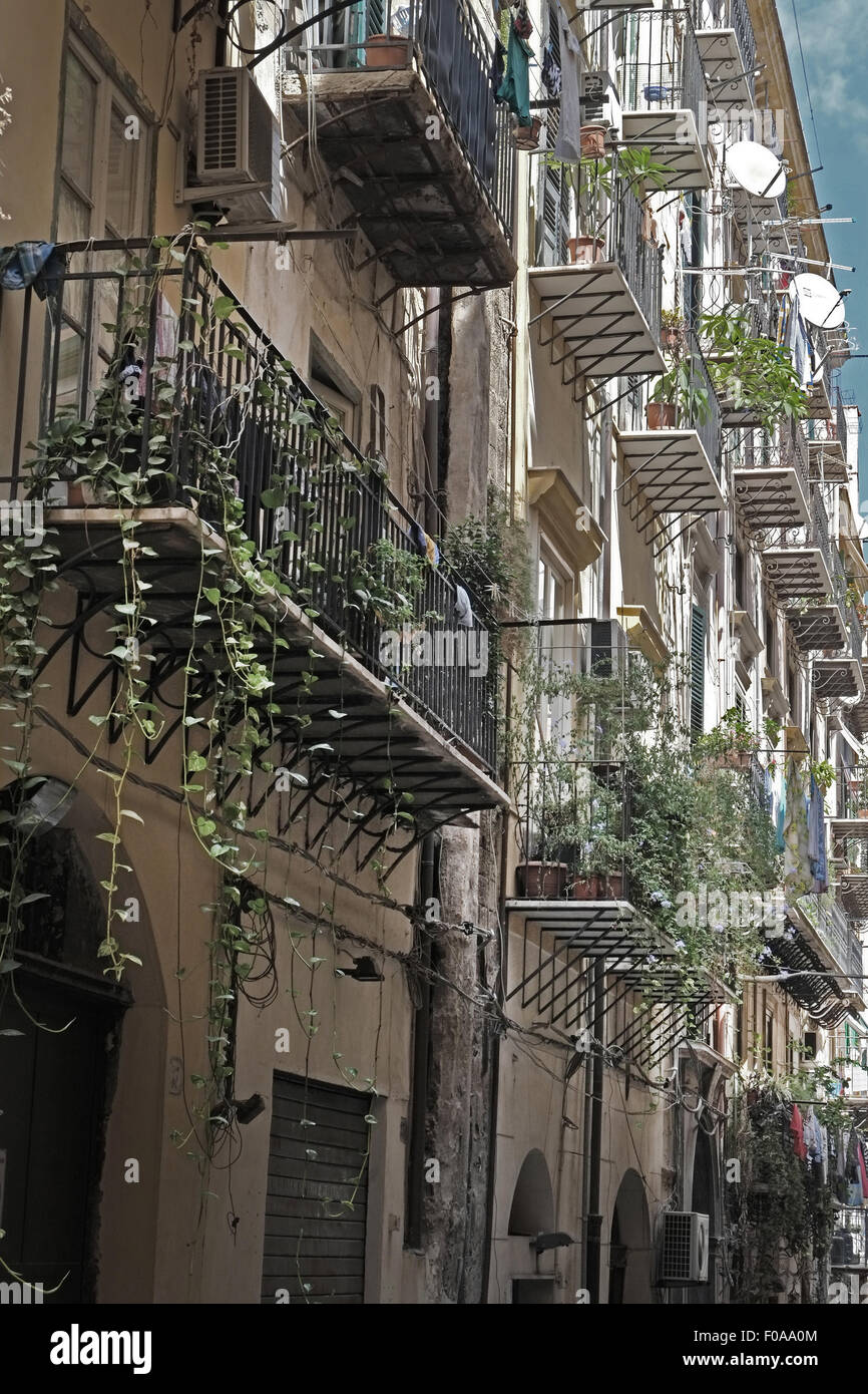 Street scene palermo sicily italy hi-res stock photography and images ...