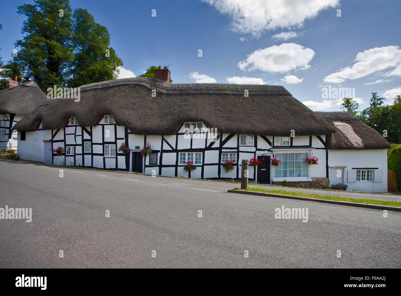 British thatched house wherwell hi-res stock photography and images - Alamy