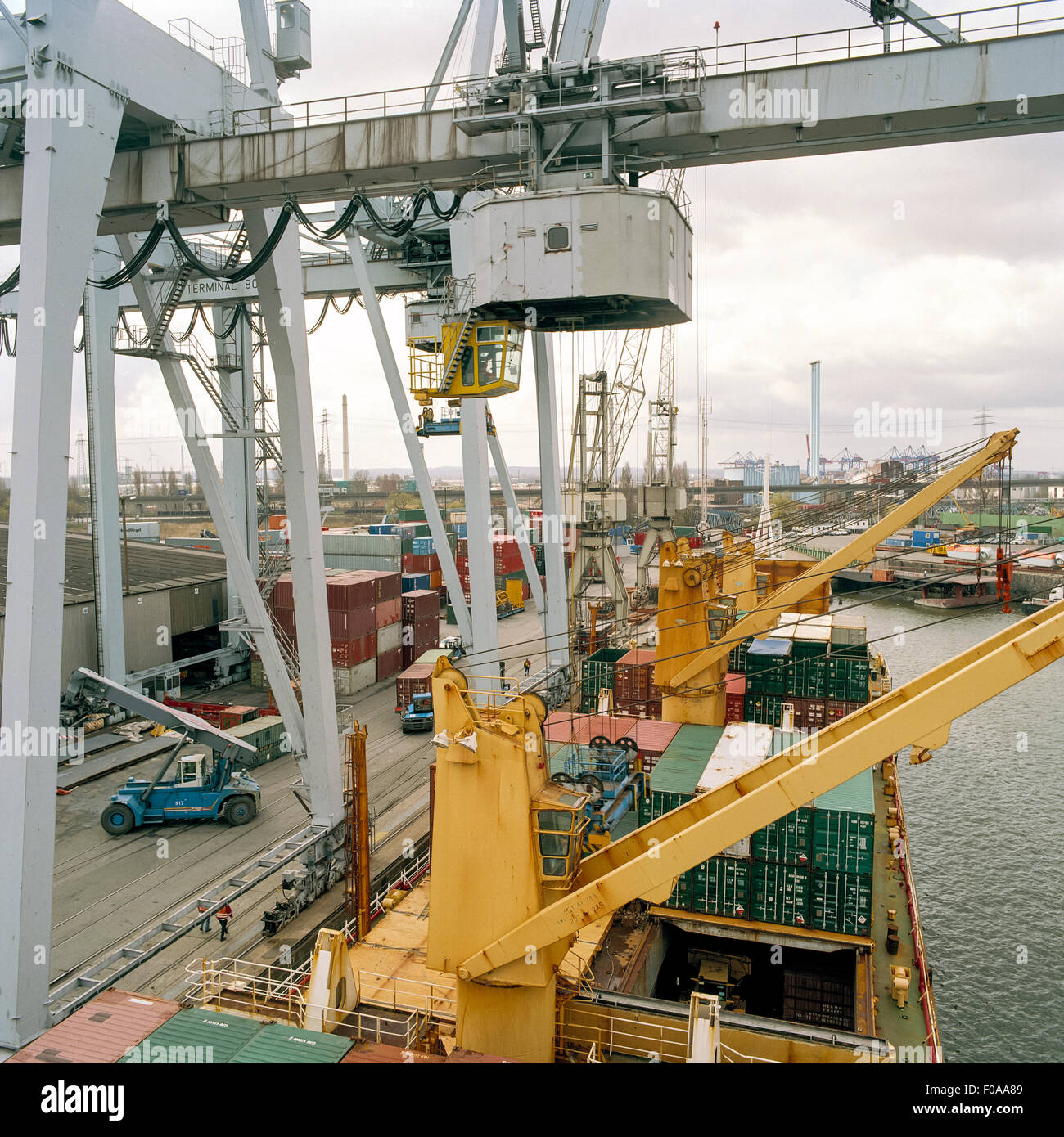 Ship on port hi-res stock photography and images - Alamy