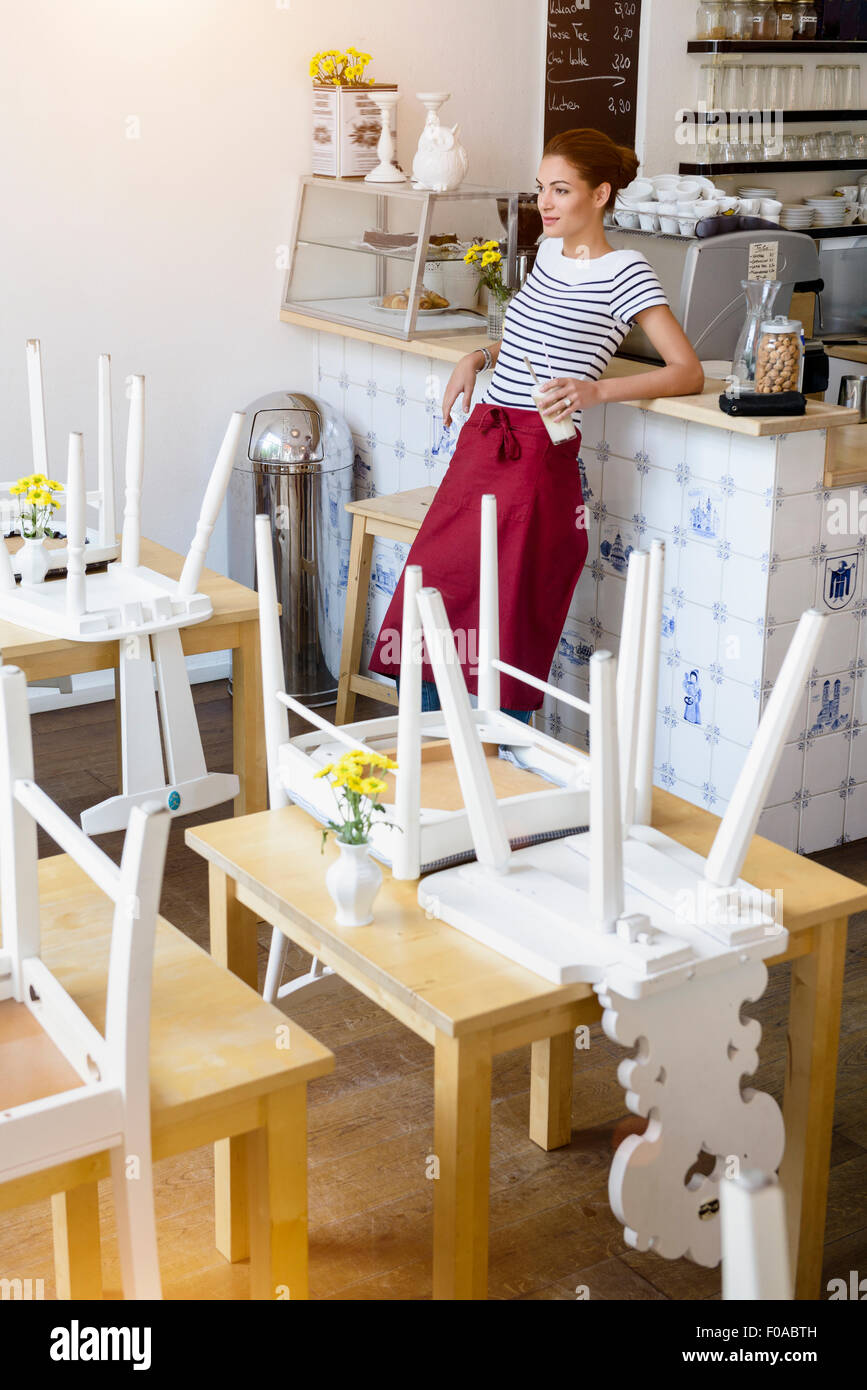 Woman leaning against a counter hi-res stock photography and images - Alamy