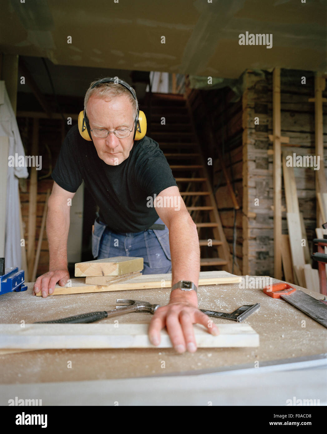 Man doing carpentry hi-res stock photography and images - Alamy