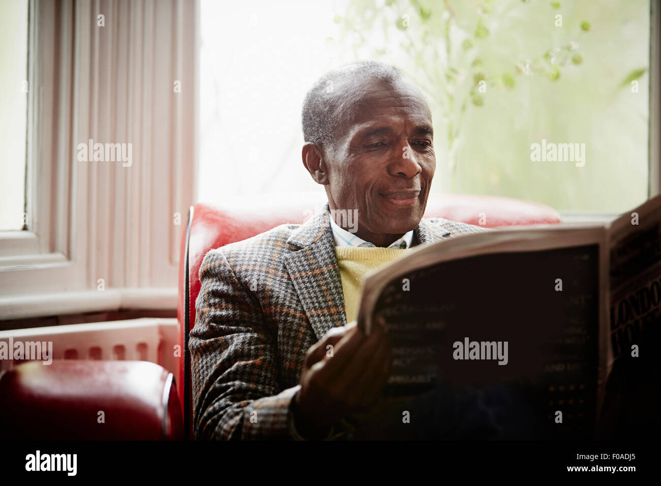 Old man reading newspaper hi-res stock photography and images - Alamy