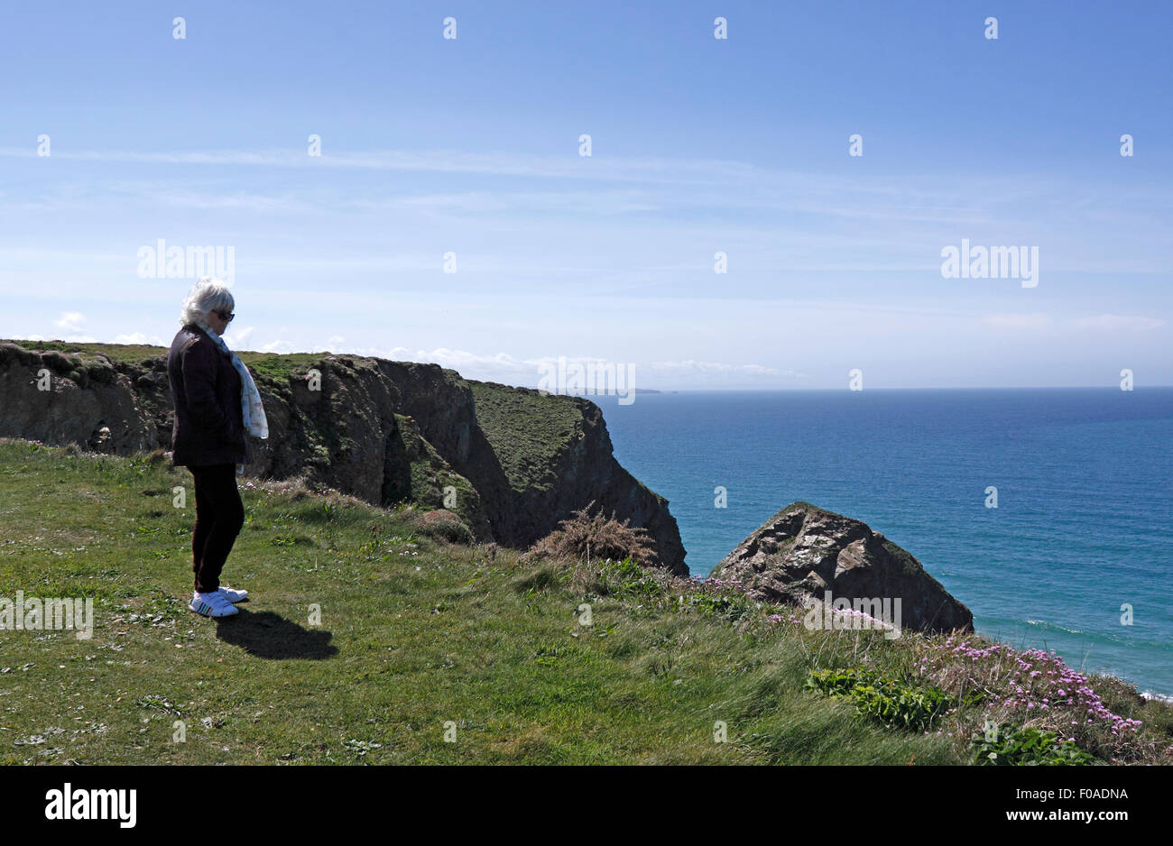 Woman on edge of cliff hi-res stock photography and images - Alamy