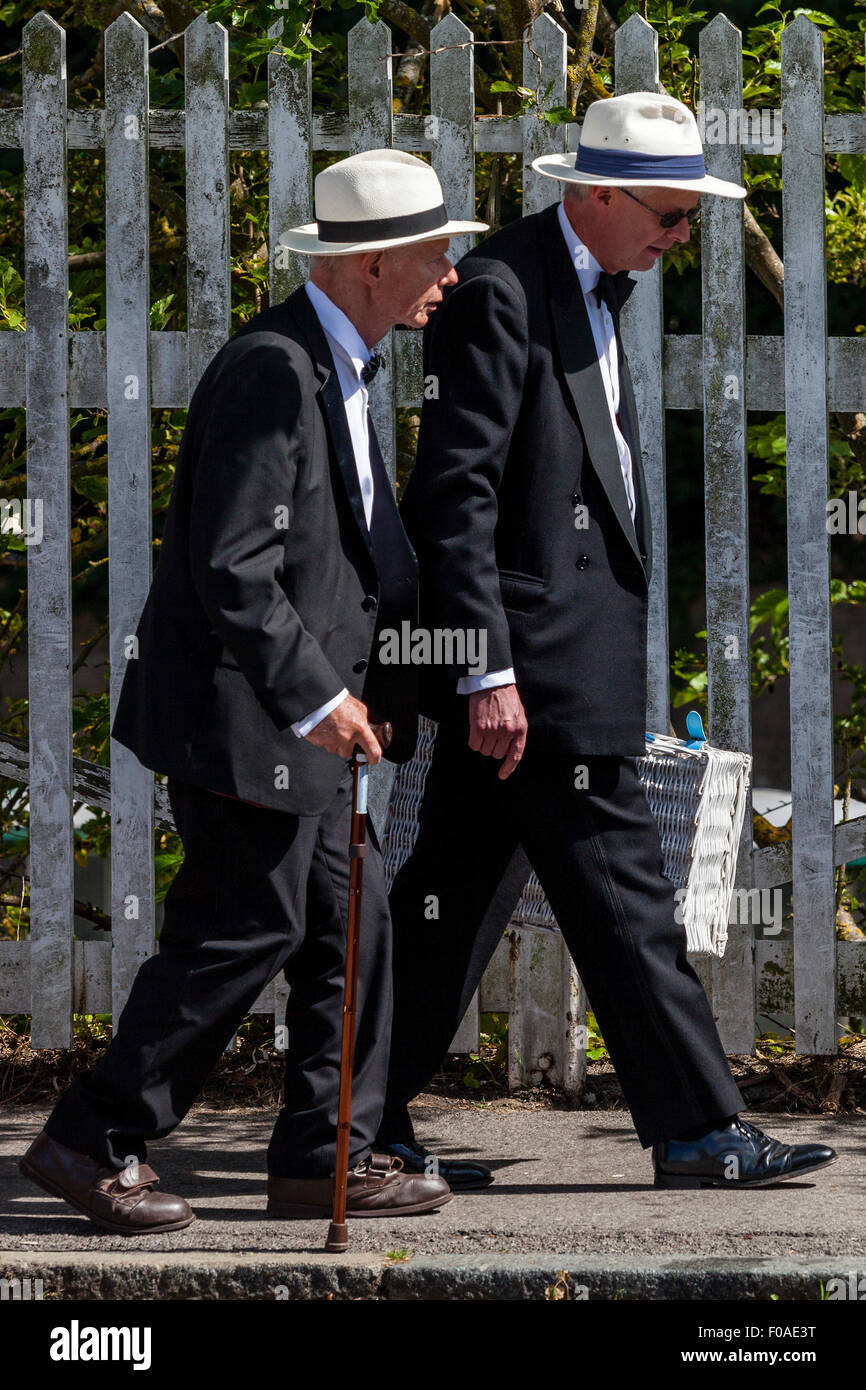 Opera Fans Arrive At Lewes To Watch The Opera At The Nearby ...