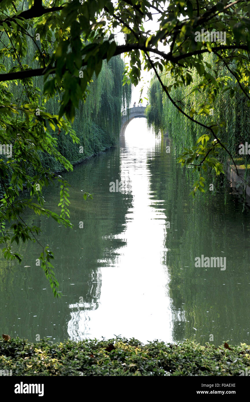 Chinese stone bridge hangzhou hi-res stock photography and images - Alamy