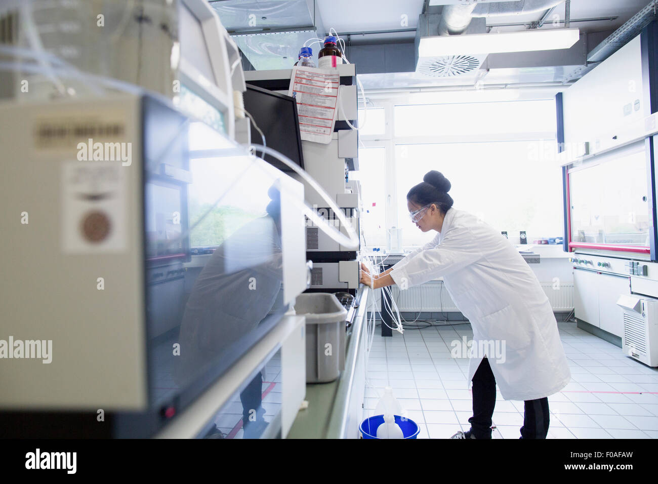 Female lab coat equipment hi-res stock photography and images - Alamy