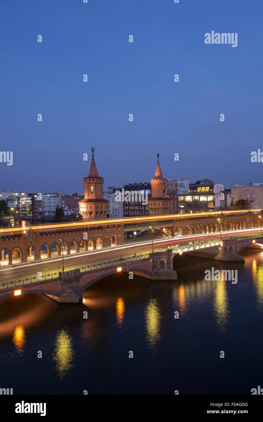 Night view of Oberbaum bridge on river Spree, Friedrichshain, Kreuzberg ...