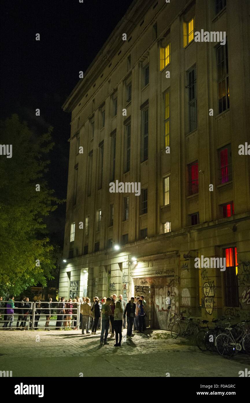 Night club queue hi-res stock photography and images - Alamy