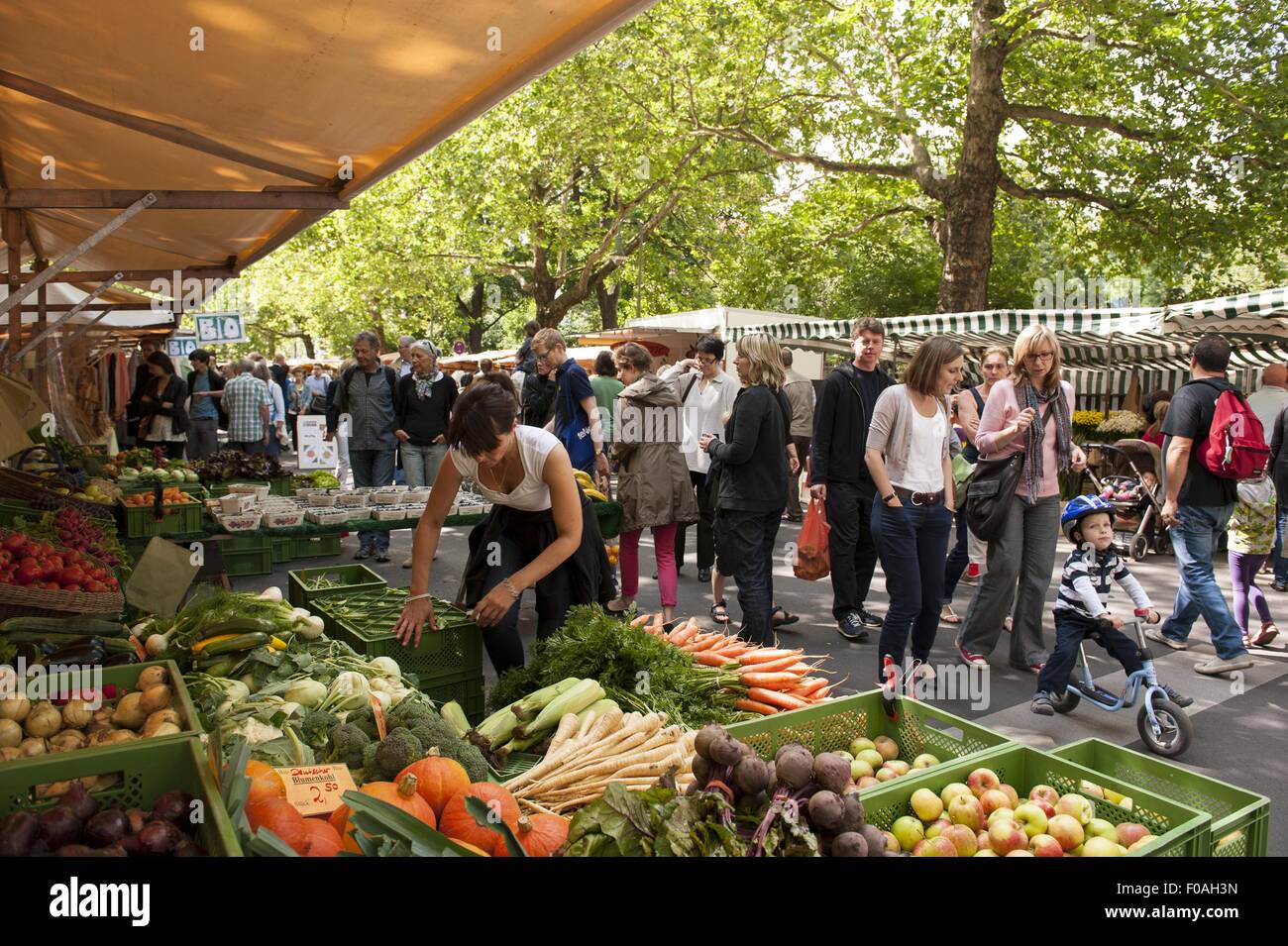 People in market at Prenzlauer Berg, Berlin, Germany Stock Photo - Alamy