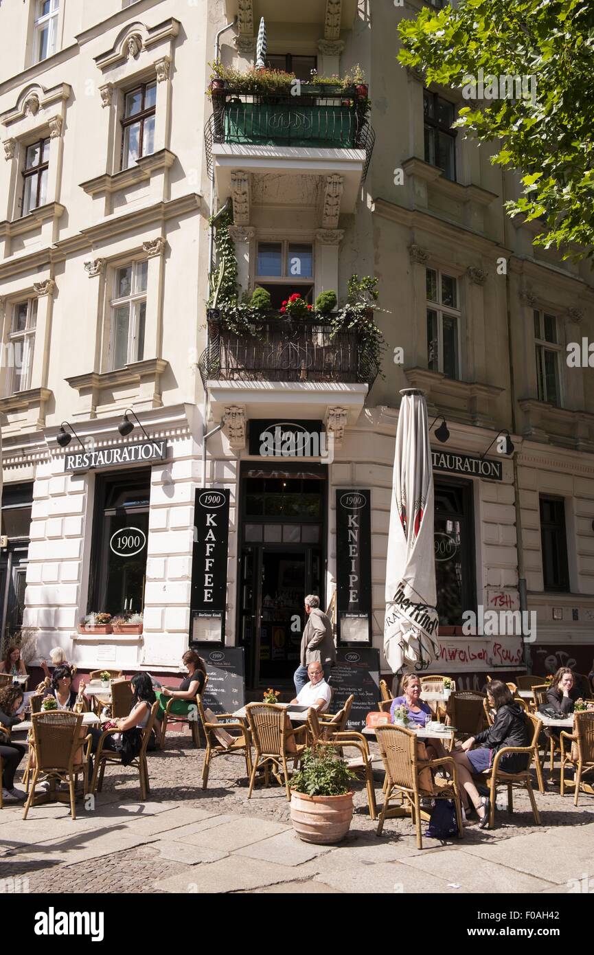 People at open cafe in Prenzlauer Berg, Berlin, Germany Stock Photo - Alamy