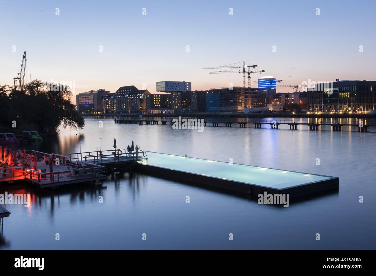 View of bathing ship pool on Spree river at dusk, Wrangelkiez, Berlin ...