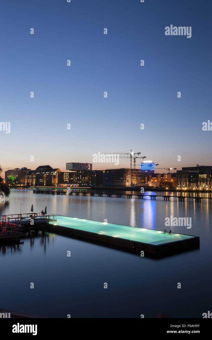 View of bathing ship pool on Spree river at dusk, Wrangelkiez, Berlin ...