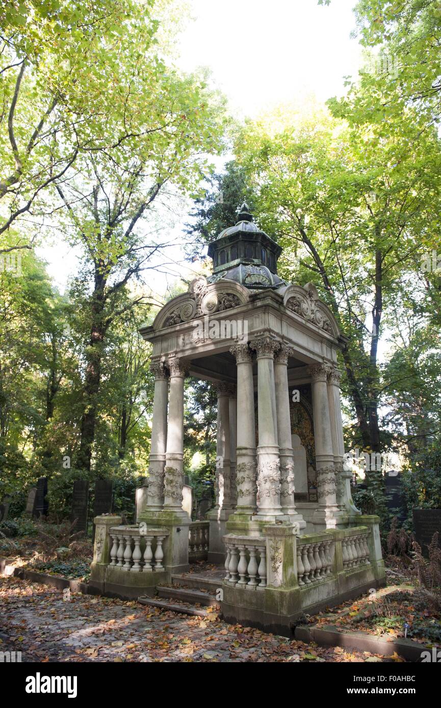 View of trees in Jewish cemetery at Weissensee, Berlin, Germany Stock ...