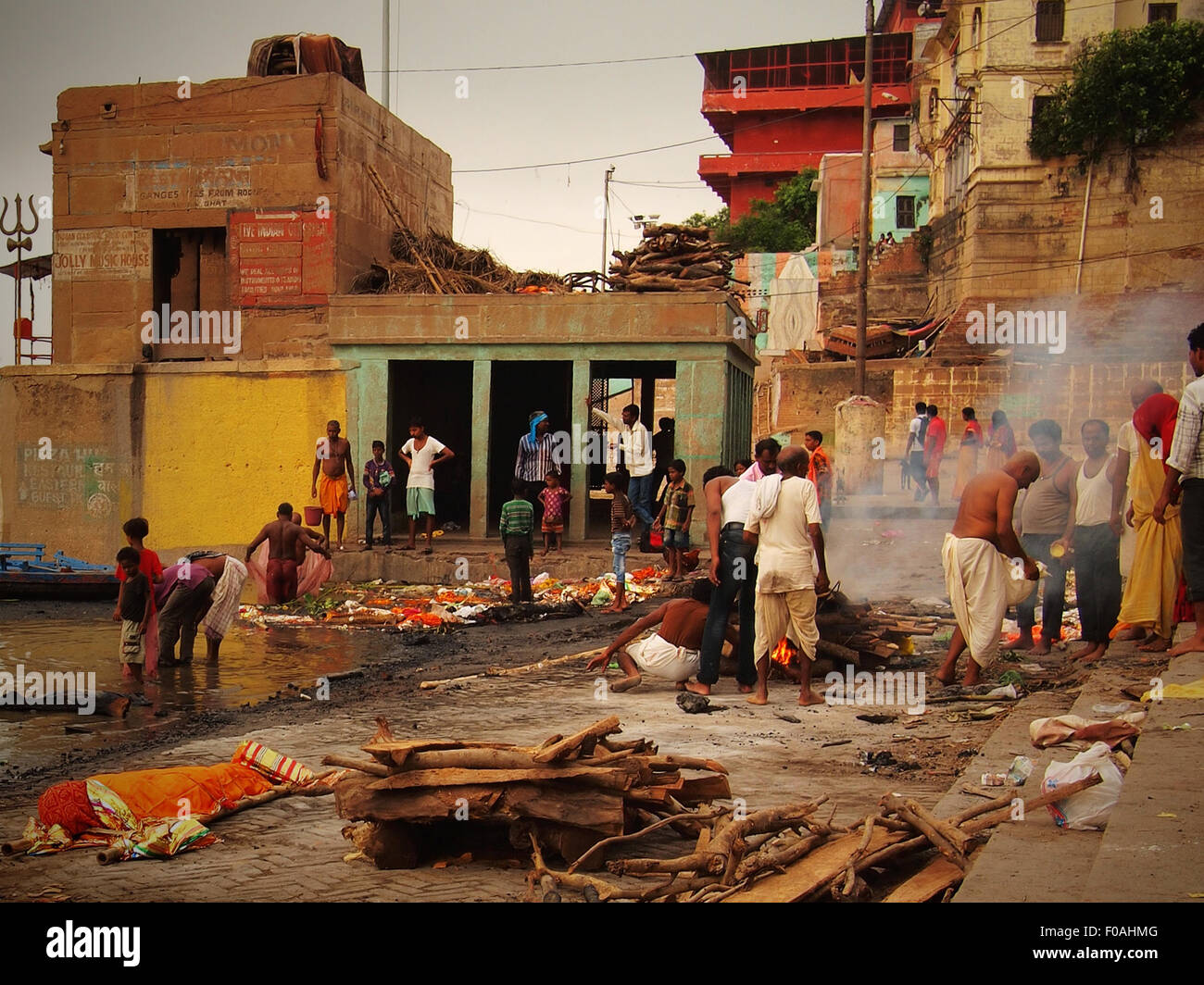 Burning ghats hi-res stock photography and images - Alamy