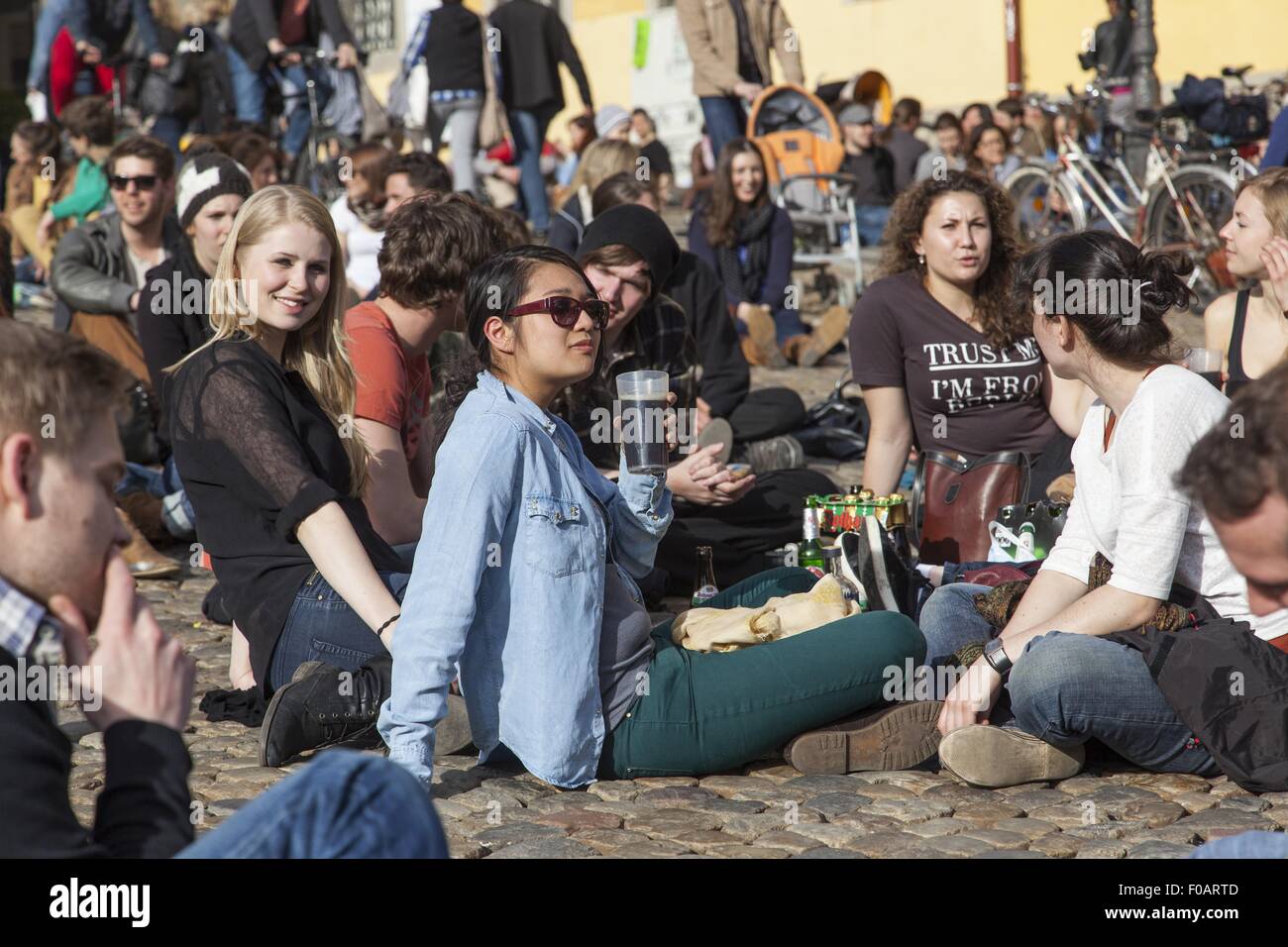Big crowd on road hi-res stock photography and images - Alamy