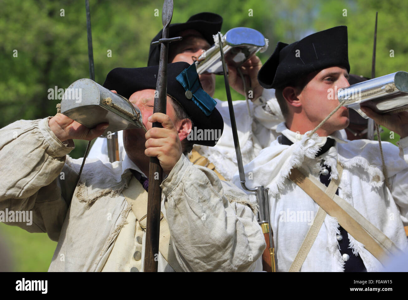 Soldiers of Continental Army drinking from flask in Revolutionary War ...