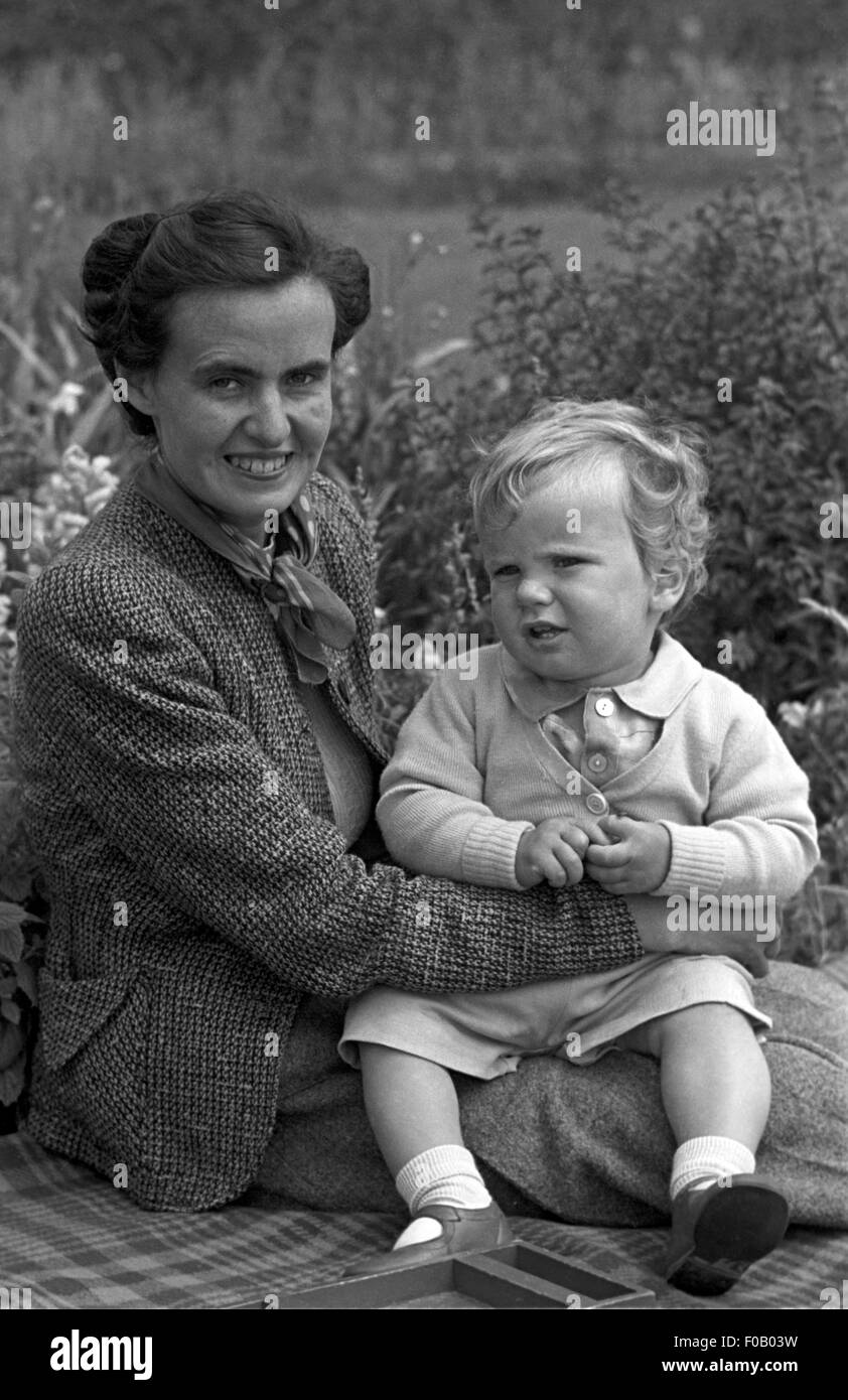 Mother and child 1940s hi-res stock photography and images - Alamy
