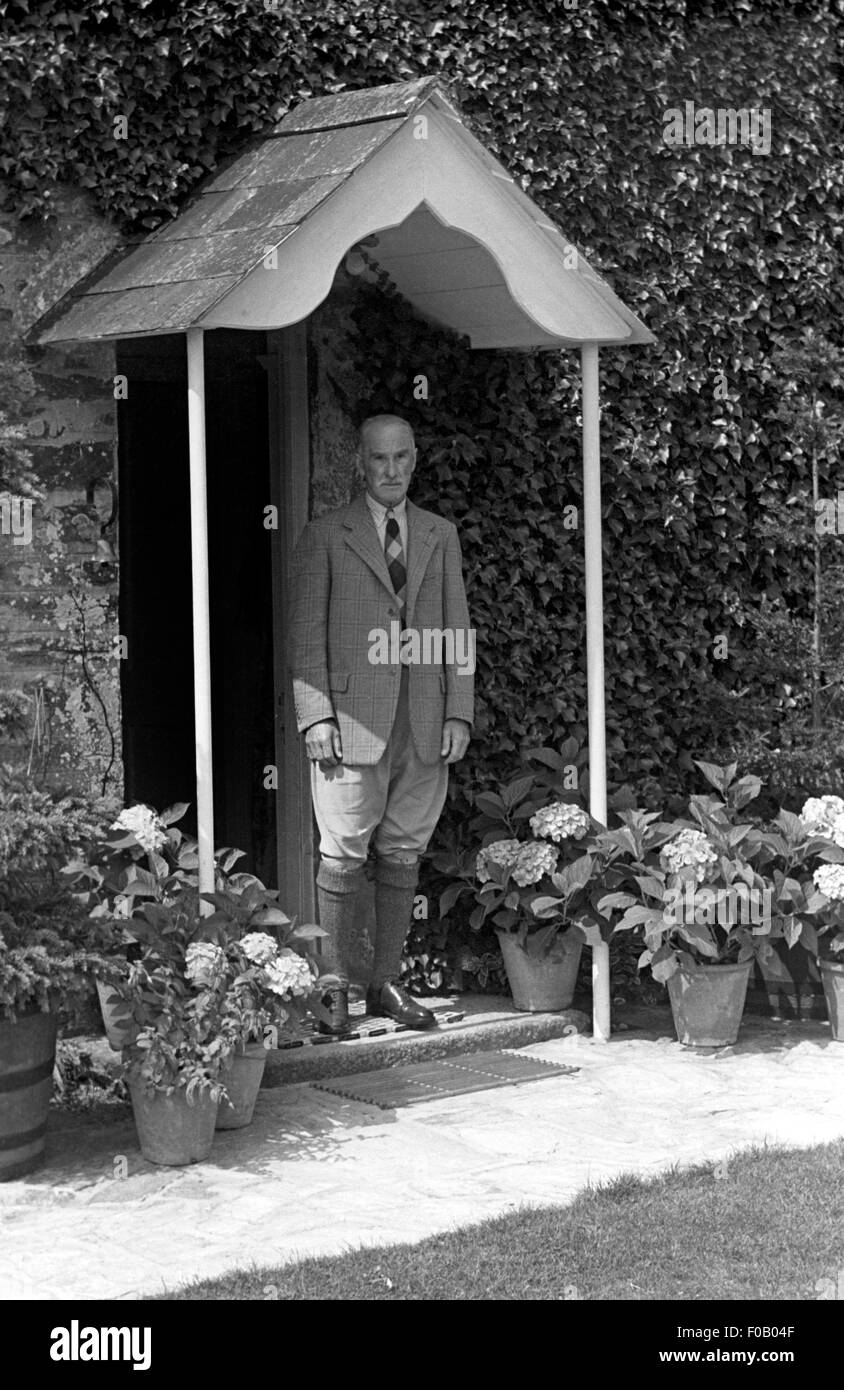 Standing front of Black and White Stock Photos & Images - Alamy