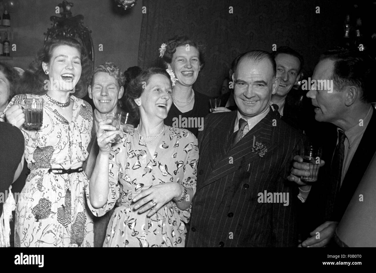 1940s party hi-res stock photography and images - Alamy