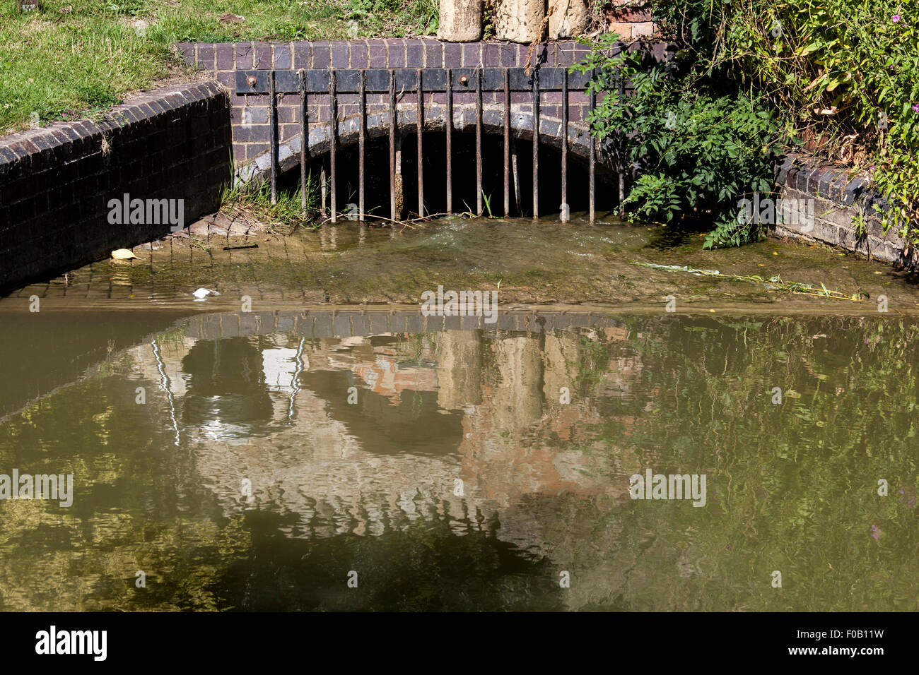 weir overflow on the Oxford Canal Stock Photo - Alamy